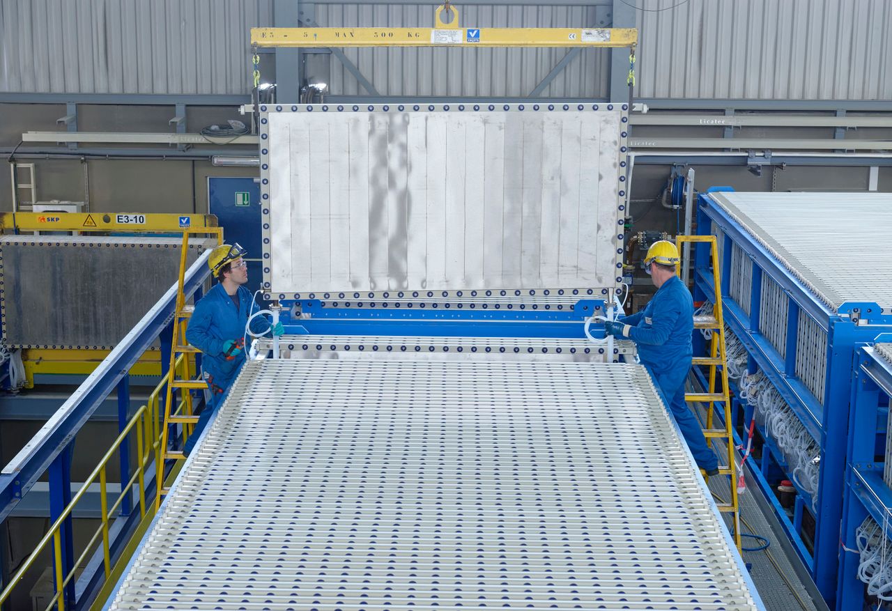 Green hydrogen: thyssenkrupp expands production capacities for water ...